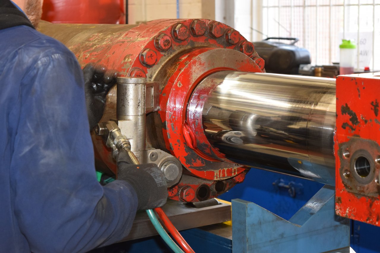 M&R can manufacture rams, pistons, rods and cylinder tubes of all makes.
